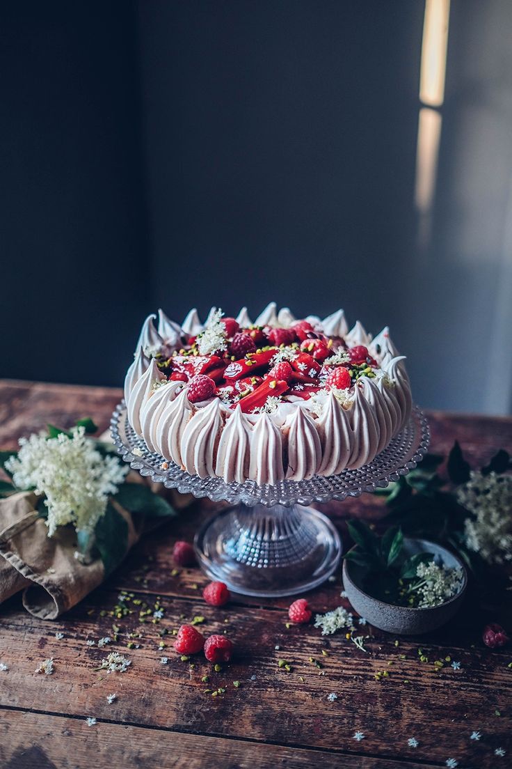 Easy pavlova recipe | Perfect Pavlova recipe| Baked meringue